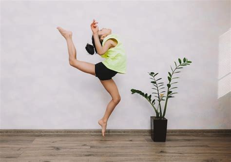 Petite gymnaste fait des exercices à la maison fille faisant de l