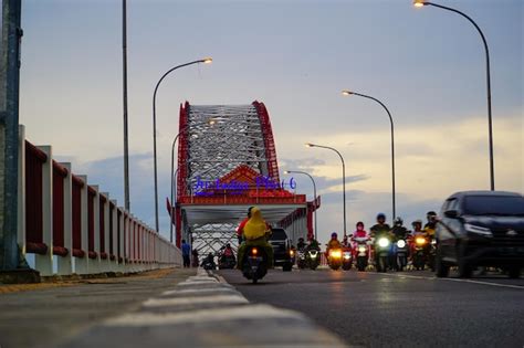 Premium Photo Density Of Vehicles Crossing The Bridge