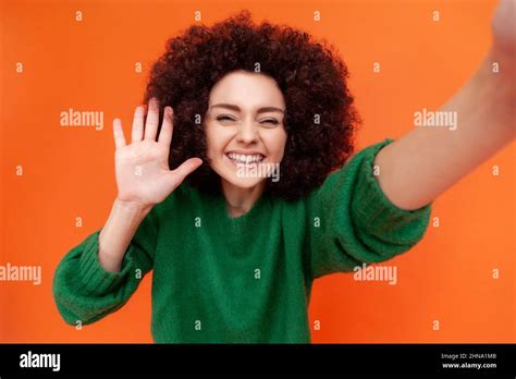 Glücklich zufriedene Frau mit Afro Frisur trägt grünen lässigen Stil
