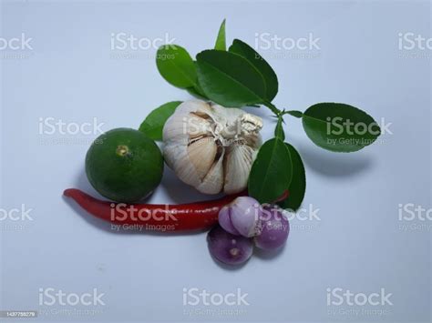 분홍색 그릇에 흰색 허브 향신료 마늘 양파 칠리 라임 잎 및 토마토를 격리하여 닫습니다 요리 음식을위한 재료 조미료 0명에 대한