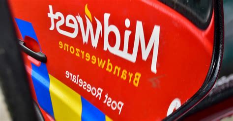 Container Vat Vuur In Fabriekshal Werknemer In Heftruck Zet ‘m Snel