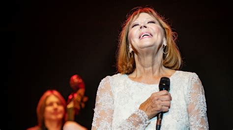 Lill Lindfors återvänder Till Musikalscenen