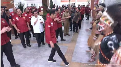 Tak Tahan Lihat Mahasiswa Di Amn Surabaya Menari Jokowi Langsung Ikut Berjoget