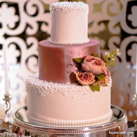کیک سه طبقه جشن نامزدی یا سالگرد ازدواج تزیین شده با گل های زیبا Cake