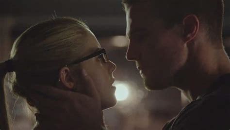 Romantic Moment Of The Week Oliver And Felicity Kiss