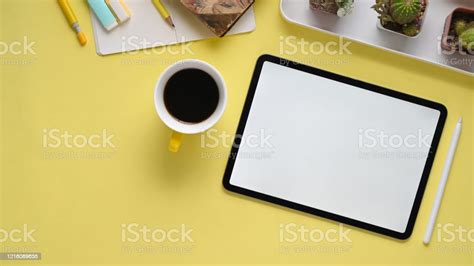 화려한 직장의 상단보기 이미지입니다 연필 나침반 커피 컵 노트북 마커 펜 선인장 스타일러스 펜과 컴퓨터 태블릿 흰색 빈 화면