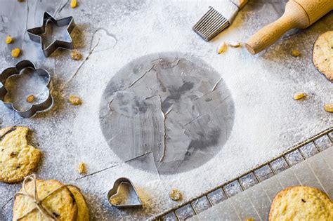 밀가루의 라운드 Copyspaace입니다 제빵에 대 한 액세서리 중 회색 식탁에 초콜릿 칩과 함께 만든 오트밀 쿠키 평면도 평면 위치 0명에 대한 스톡 사진 및 기타 이미지