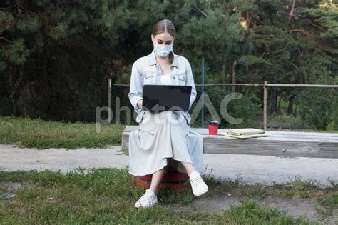 公園のベンチに座る女性 No 3855965｜写真素材なら「写真ac」無料（フリー）ダウンロードok