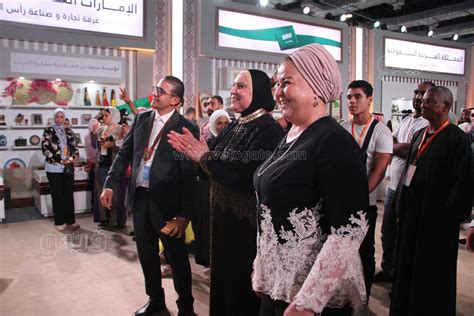 نيفين جامع تتفقد أجنحة معرض تراثنا للحرف اليدوية فيديو وصور