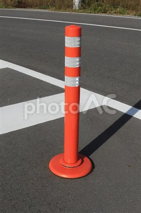 道路にあるオレンジの棒 No 31318367｜写真素材なら「写真ac」無料（フリー）ダウンロードok