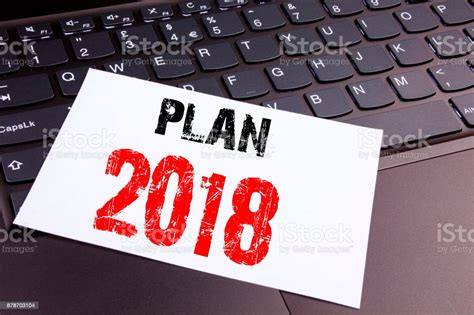 노트북 컴퓨터 키보드에서 사무실 클로즈업에서 계획 2018 텍스트를 작성 복사 공간 검은 배경에 전략 액션 플랜 2018