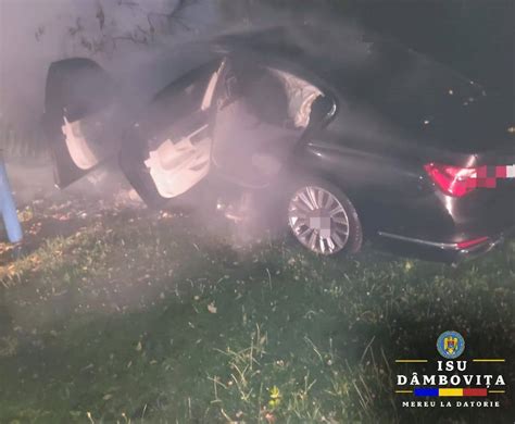 Un autoturism a luat foc după ce a intrat într un stâlp la Mănești
