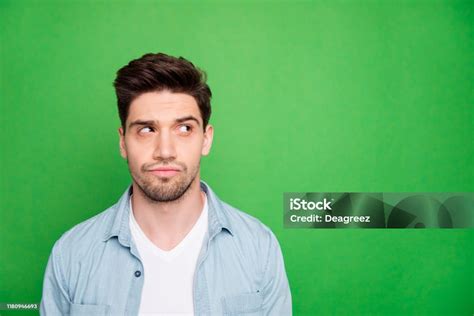 녹색 선명한 색상 배경을 통해 고립 된 필요한 정보를 찾으려고 빈 공간을 찾고 매력적인 강모 수염 남자의 사진 상기시켜 주는 것에 대한 스톡 사진 및 기타 이미지 Istock