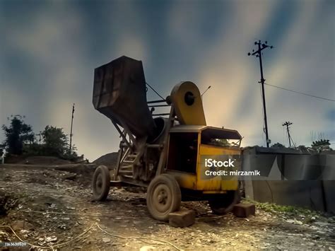 건설 현장에 시멘트 압연 기계 또는 시멘트 롤러 트럭 또는 콘크리트 믹서 건설 기계류에 대한 스톡 사진 및 기타 이미지 건설 기계류 건설 산업 건설 현장 Istock