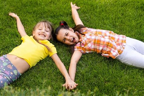 Retrato De Dos Hermanas Pequeñas Peleando En El Patio Trasero De Casa