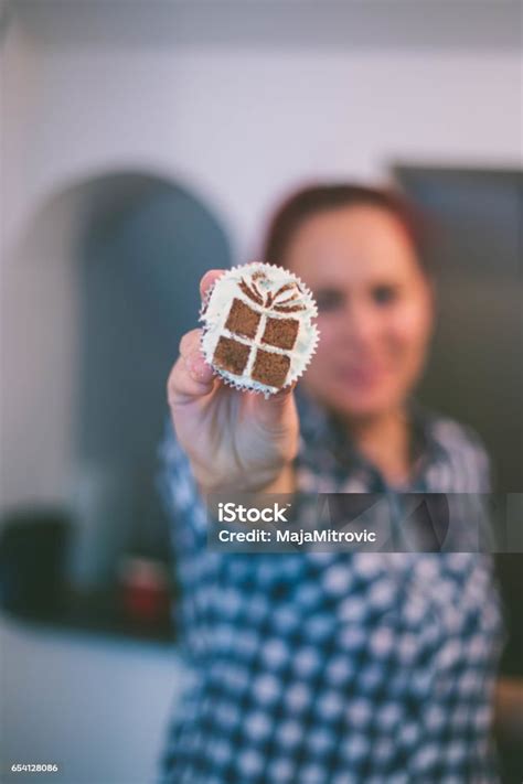 그녀의 손에 머핀을 들고 여자 몸 배경 부활절 음식 녹색 색상 절연 머핀 머핀 여자에 S 손바닥 갈색에 대한 스톡 사진 및 기타