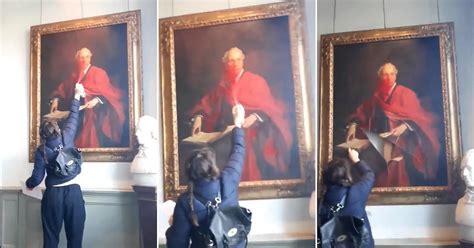 Una Manifestante Pro Palestina Destruyó Un Cuadro De Lord Balfour El