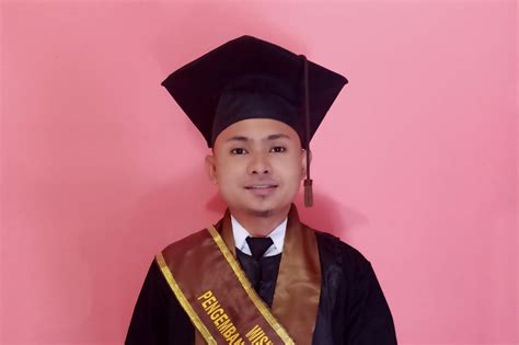 Kuliah Sambil Jadi Tentor Nawas Raih Wisudawan Terbaik FDK Amanat Id