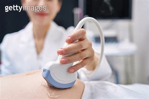 산부인과진찰 진찰 산과전문의 의사 의사 임신 물체묘사 병원 의료시설 배 Abdomen 초음파 초음파 의료진단도구 여성 이미지