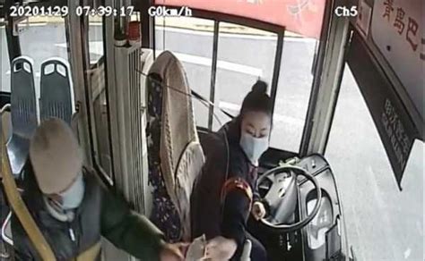 老人寒風中趕公交手被凍紅 女駕駛員一個舉動暖爆了！