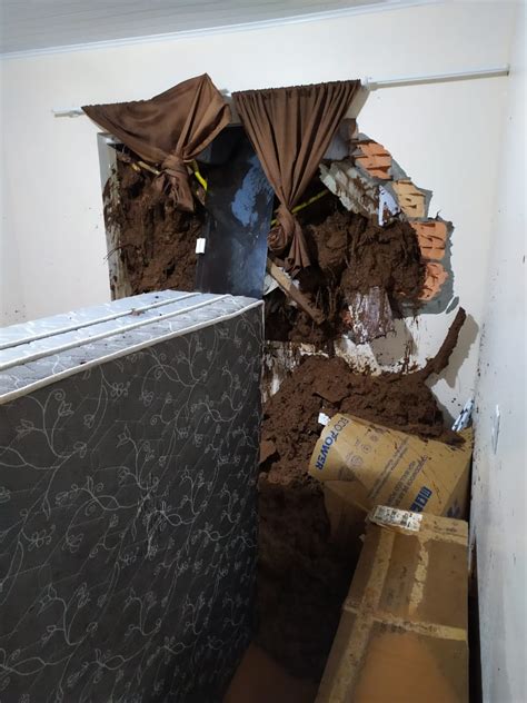 Deslizamento De Terra Invade Casa No Oeste De Santa Catarina Clicrdc