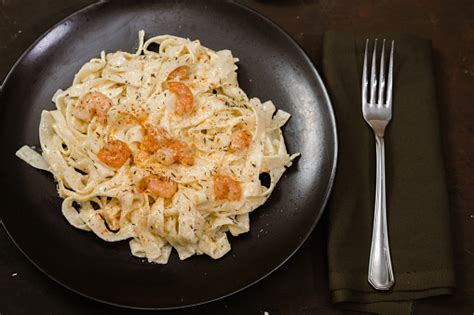 맛있는 이탈리아 파스타 검은 색 접시와 어두운 배경에 새우와 허브 소스를 페투치니 0명에 대한 스톡 사진 및 기타 이미지 0