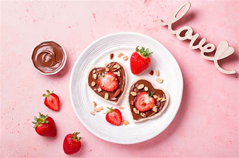 초콜릿 토스트와 딸기와 사랑에 커플을위한 2 발렌타인 데이 음식을 위한 아침 식사 0명에 대한 스톡 사진 및 기타 이미지 0명 가정 생활 개념 Istock