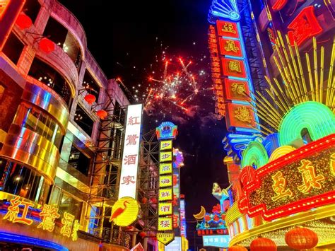 一秒入戏 繁花黄河路拍摄地霓虹灯绚丽今夏限定开放夜场