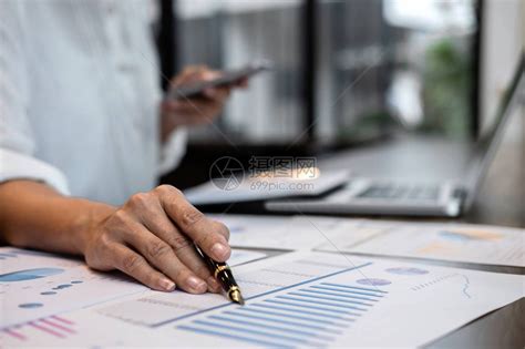 女商人会计工作审计和算费用财务年度财务报告资产负债表报高清图片下载 正版图片505609328 摄图网