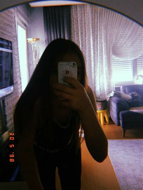 Fake hesap kız ayna takip edin lütfen Fotoğraf Kızlar Ayna
