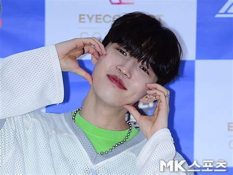 김재환 ‘사랑스러운 볼 하트 Mk포토 Mk스포츠