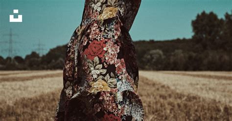 낮 동안 갈색 잔디밭에 서 있는 흰색 빨간색과 검은색 꽃 드레스를 입은 여자 사진 Unsplash의 무료 쾰른 이미지