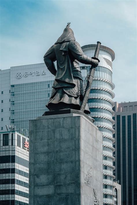 갑옷 거리 건물 건축 검 고층 건물 공공 예술 관광 구릿빛 국회의사당 기념물 기념비 높은 대한민국 도시