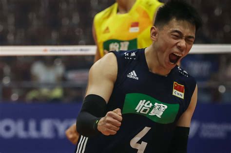 杨一鸣！中国男排自由人上演坐地接球的绝活~ 体育视频 搜狐视频