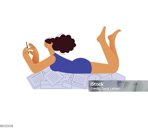 미루기 개념 전화기를 가진 여자는 엉망진창인 것을 잊은 채 문서와 편지지에 누워 있습니다 직장인은 일을 미루는 데 시간을