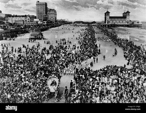 Atlantic City Nj Beauty Pageant And Crowd On Beach Circa 1920