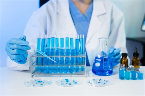 화학 실험실에서 일하는 실험을 수행하는 여성 과학자 연구원 Stem 주제에 대한 스톡 사진 및 기타 이미지 Stem 주제