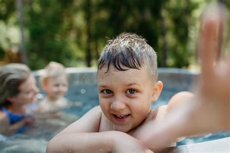 Niño Pequeño Disfrutando Del Verano En La Piscina Al Aire Libre Con Su
