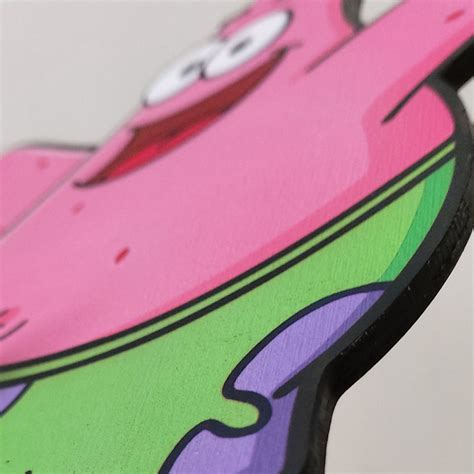 قیمت و خرید دیوارکوب اتاق کودک مدل آویز چوبی طرح پاتریک در باب اسفنجی کد Sd201