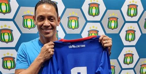 Ricardo Oliveira acerta o Brasília