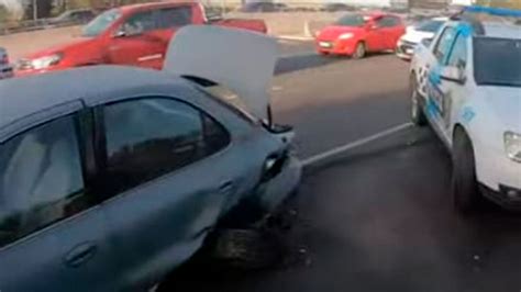 Panamericana chocó a tres autos tiró a un conductor desde un puente y