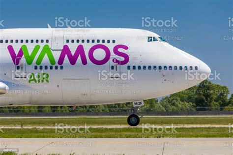 Wamos 공기 비행기의 조종사는 보리스 필 공항 우크라이나에서 관측 병을 환영합니다 0명에 대한 스톡 사진 및 기타 이미지