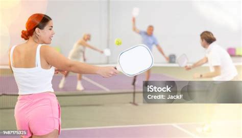 하얀 라켓을 들고 피클볼 테니스를 치는 소녀의 뒷모습 피클볼에 대한 스톡 사진 및 기타 이미지 피클볼 학습 20 24세 Istock