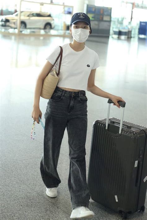 任敏纯白露脐短t搭牛仔裤 打招呼亲和力十足 搜狐大视野 搜狐新闻