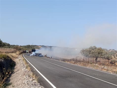 UN CAMIÓN CARGADO DE LEÑA SE INCENDIA EN LA CARRETERA ENTRE OLIVA Y VALENCIA Oliva de la Frontera