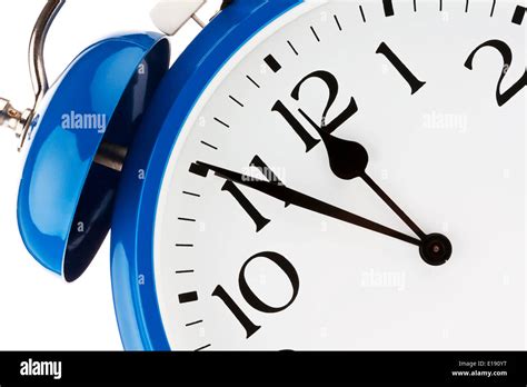 5 Minuten Vor 12 Auf Einer Uhr Zeit Fr Entscheidungen Stock Photo Alamy