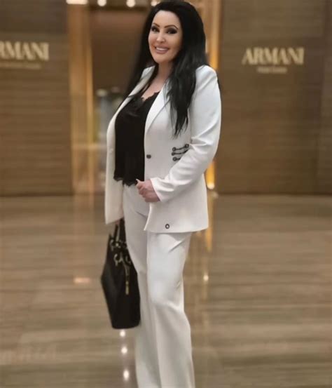 ДРАГАНА МИРКОВИЧ В ДУБАЙ СЕ НАСЛАЖДАВА НА ВСИЧКИ ПАРИ Басейн известни марки и напитки на