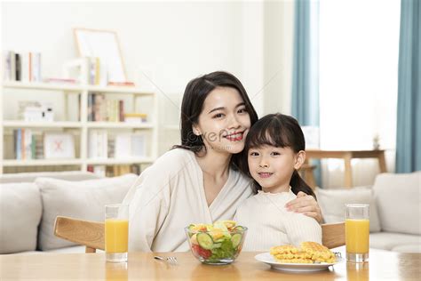 엄마와 딸 함께 샐러드를 먹는 사진 무료 다운로드 Lovepik