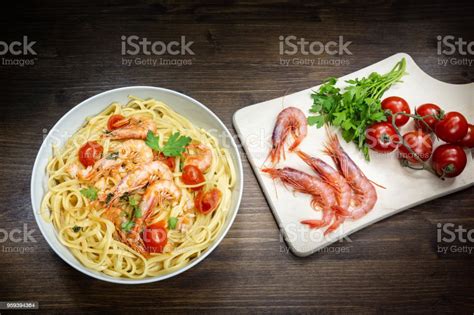 지중해 새우 체리 토마토와 파 슬 리 Linguine 이탈리아 파스타의 일반적인 종류와 결합 하는 기본 재료 0명에 대한 스톡