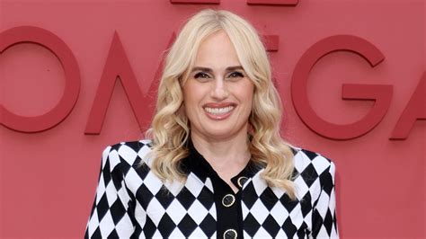 Rebel Wilson Muestra Su Figura Adelgazada En El Evento Omega Después De